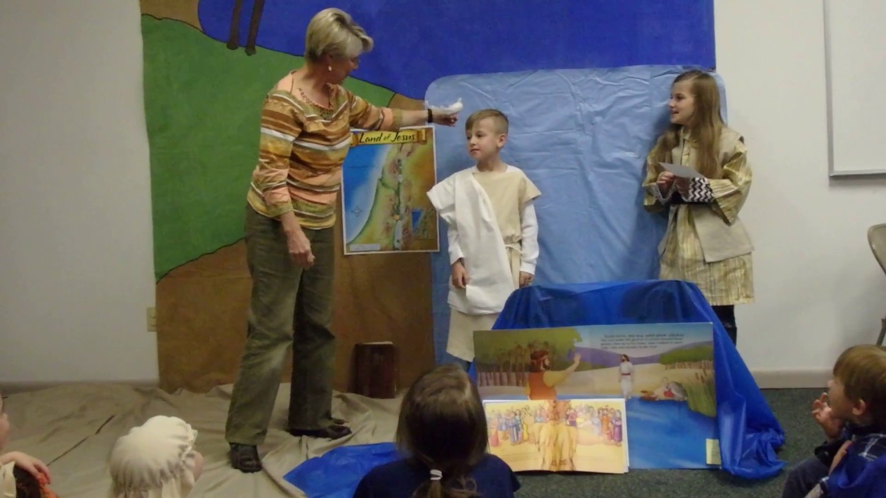 Kids tell the story of the Baptism of Jesus - YouTube