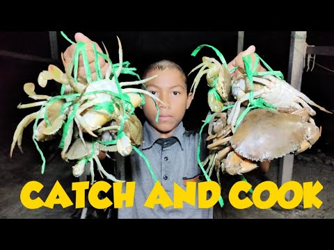 Mencari Ketam Di Depan Rumah Dengan Adik