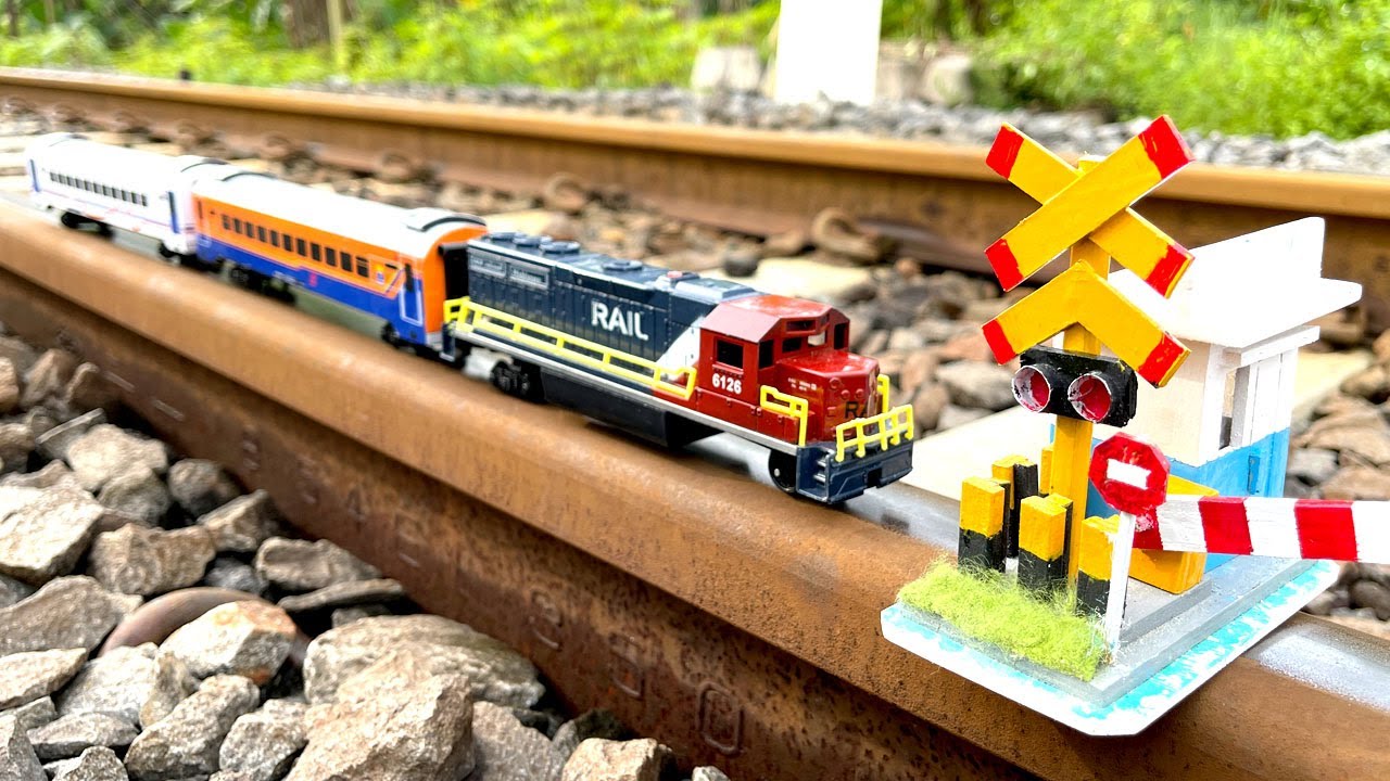 Merakit Kereta Api Amerika dan Miniatur Palang Pintu Perlintasan Kereta ...