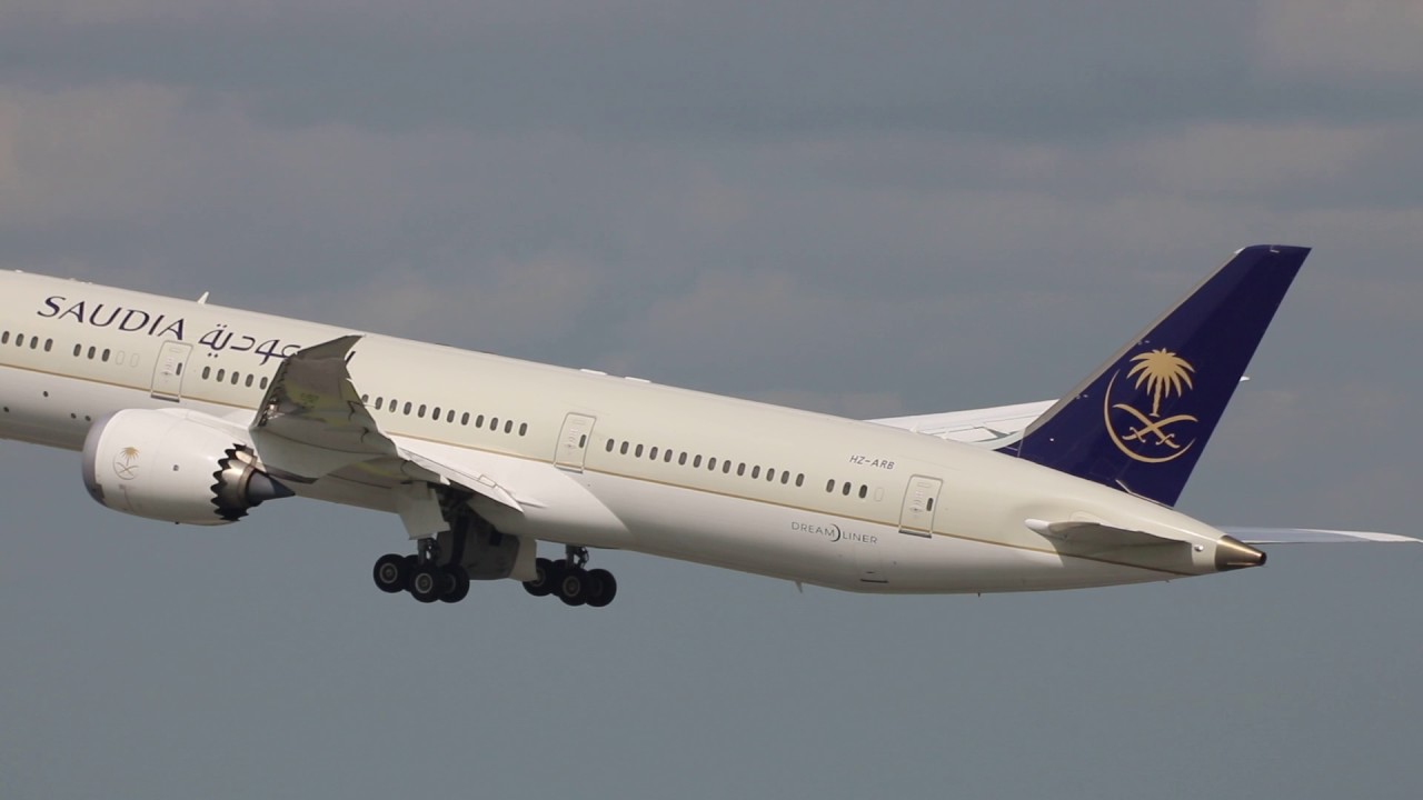 SAUDIA Dreamliner SV124 Boeing 787-9 HZ-ARB takeoff Manchester 18/05/17 ...