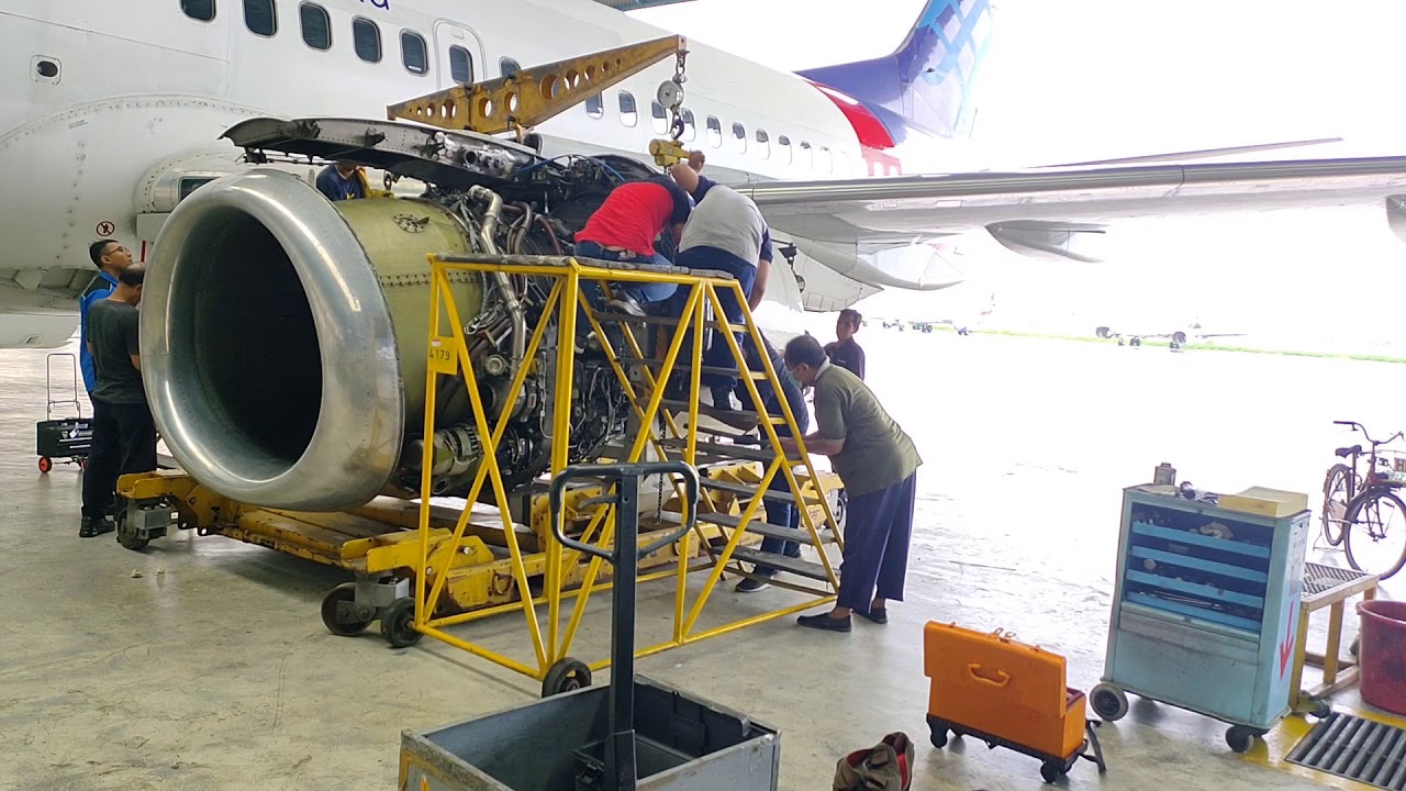 Lebih Dekat dengan Cockpit! Remove And Install Engine Boeing 737-500 ...