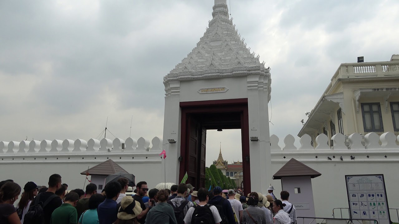 Bangkok, Thailand - Outside Grand Palace (The Great White Gate) - YouTube