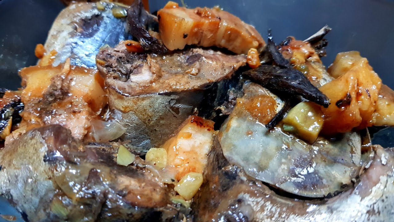 Sinaing na Tulingan sa Taba ng Baboy - YouTube