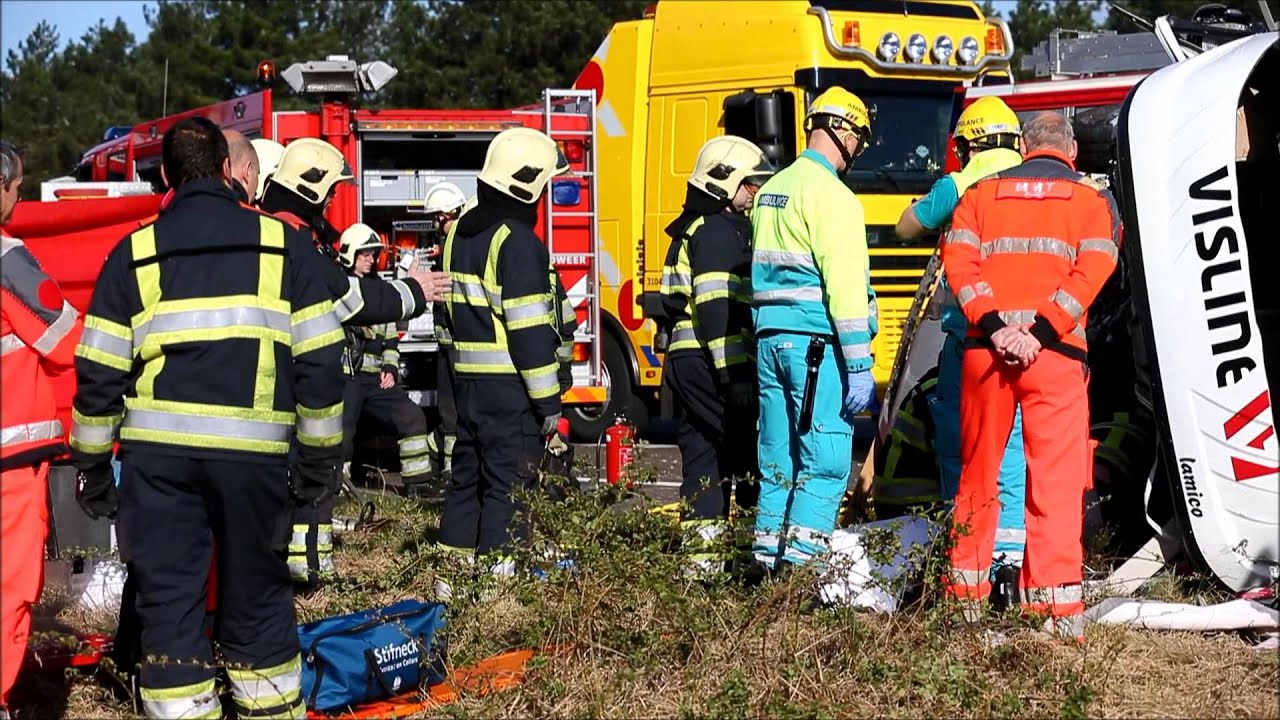 Weginspecteur Rijkswaterstaat in auto aangereden door vrachtwagen op ...
