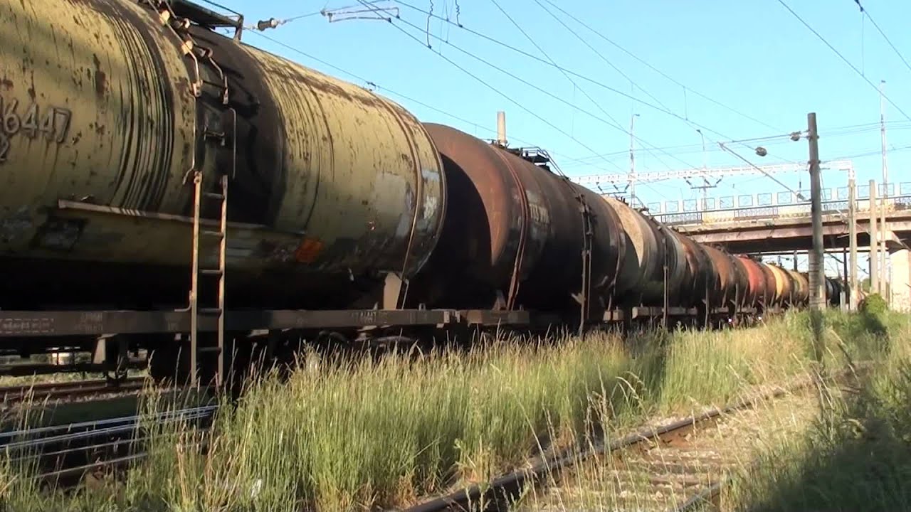Tren de marfa a GFR tras de 40-723-3 intra in statia Suceava - YouTube