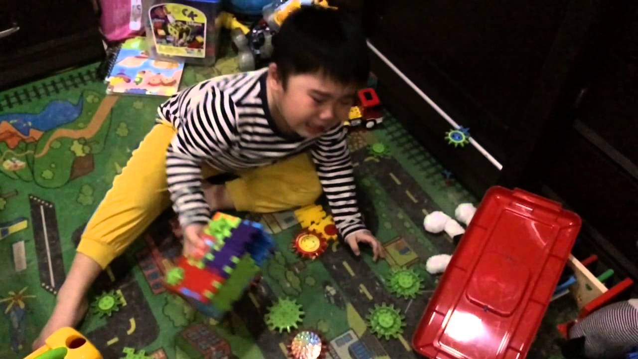 Kid crying over game like a Tyrannosaurus - YouTube