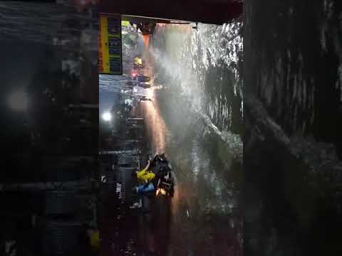 Nam 2019 xe chay duoi nuoc ngu duoi nuoc het vi mua gap het duong va nha het roi tran mua sieu kinh