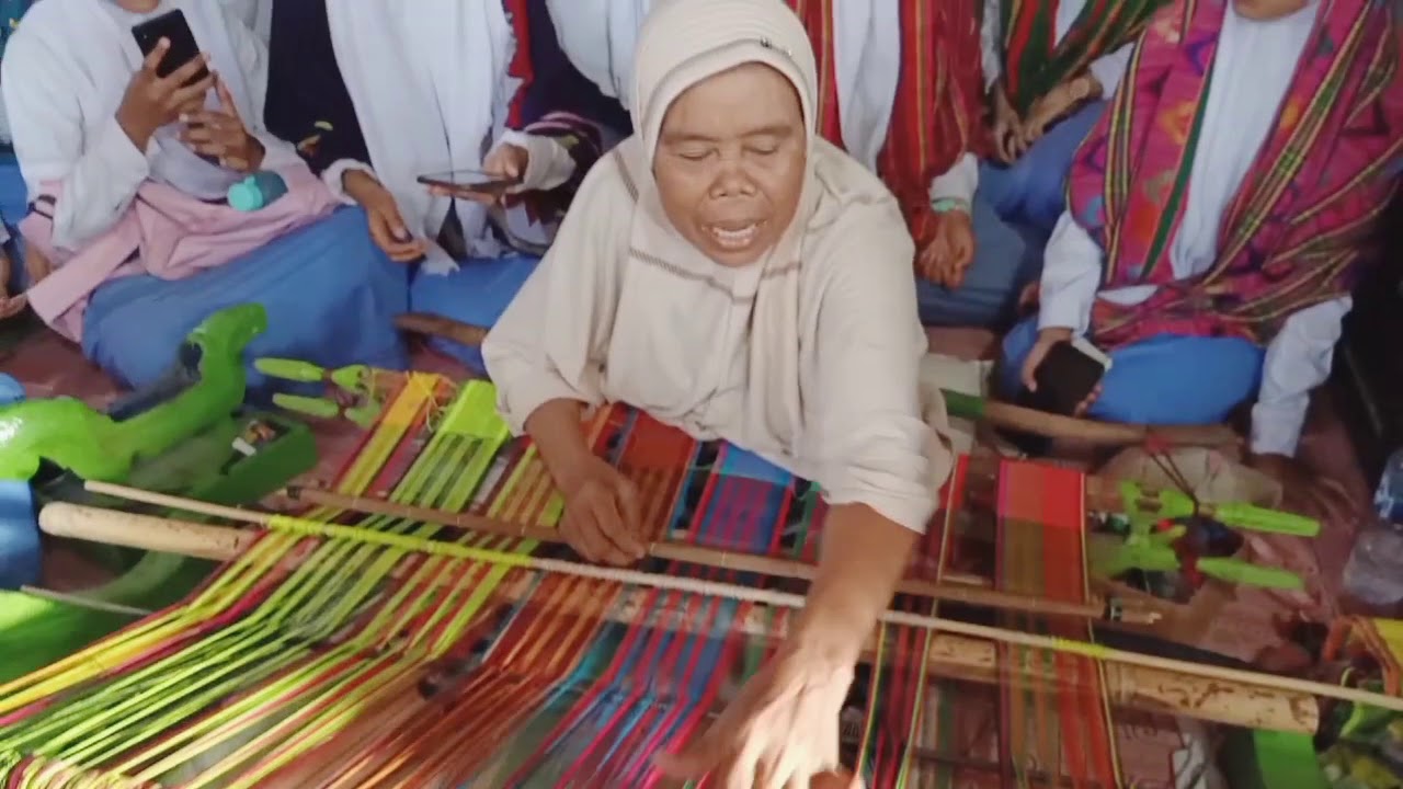 Tenunan Khas Daerah DOMPU "MUNA PA'A" - YouTube