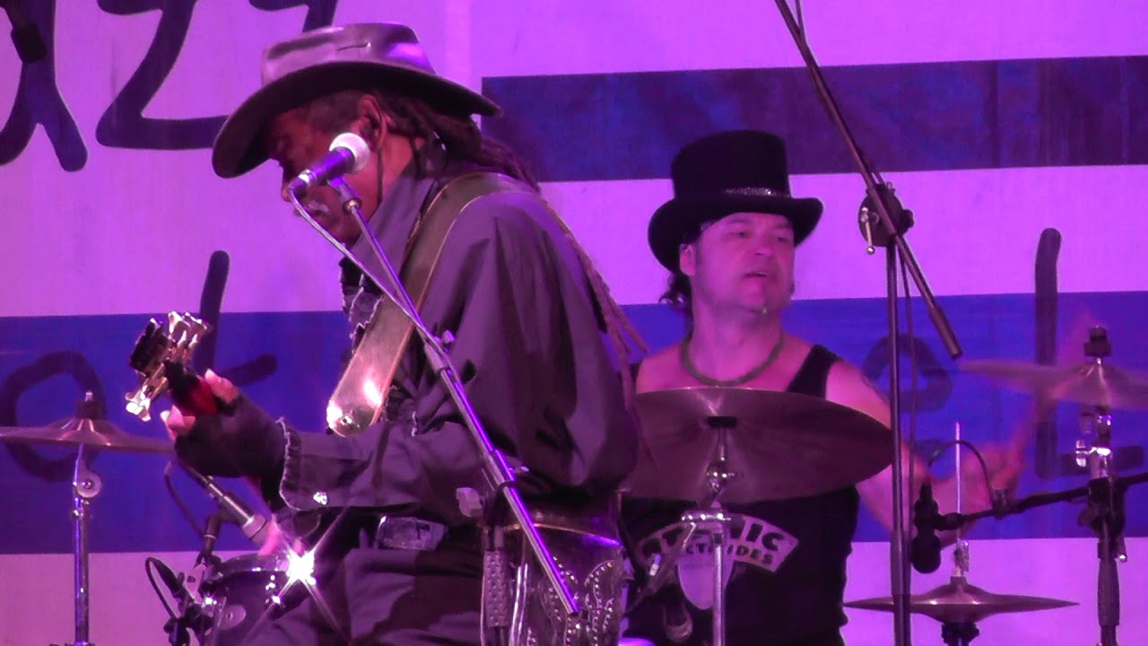 Mama's Bad Boys - Live in Blue Bay 2017 - YouTube