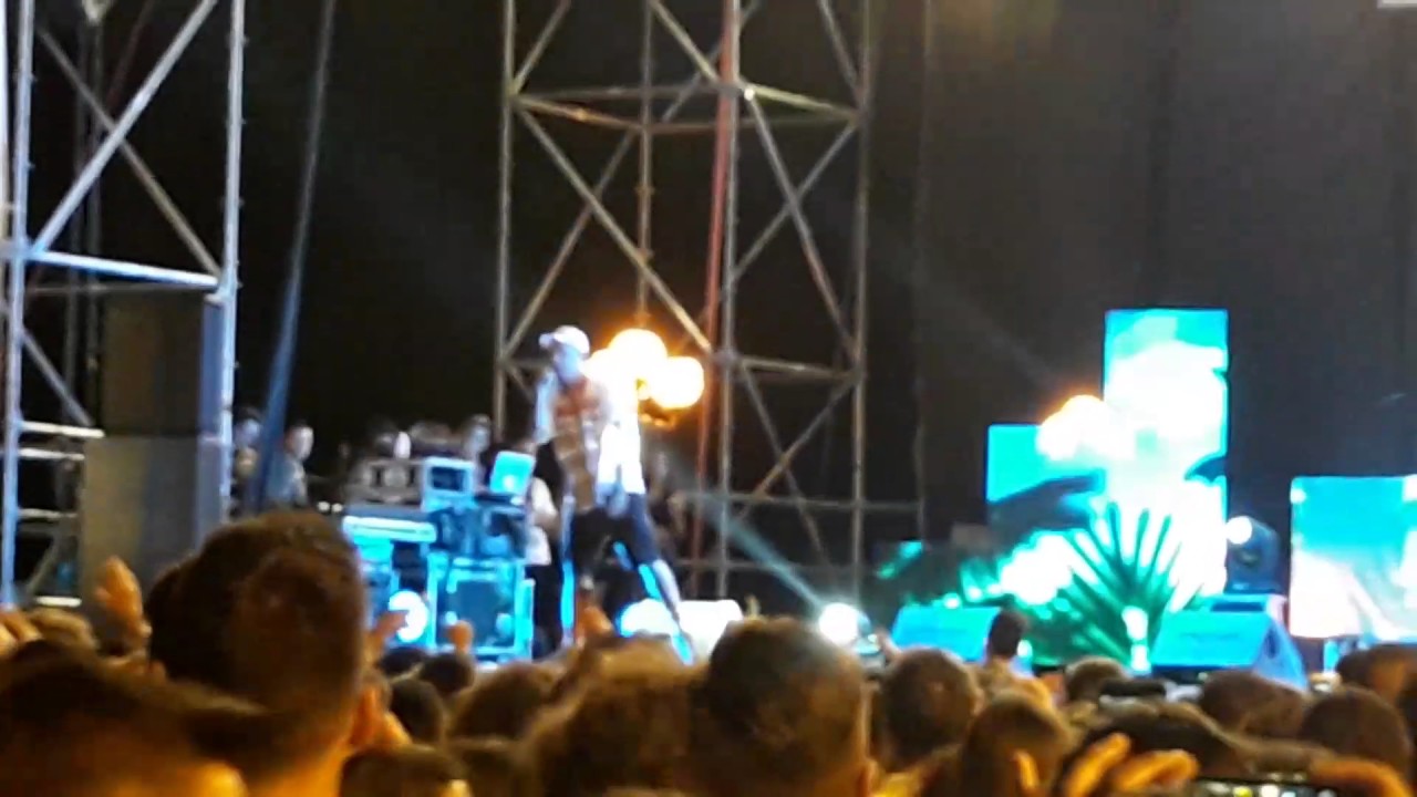 Taranto- Raffo Fest, l'esibizione finale del rapper Clementino - YouTube