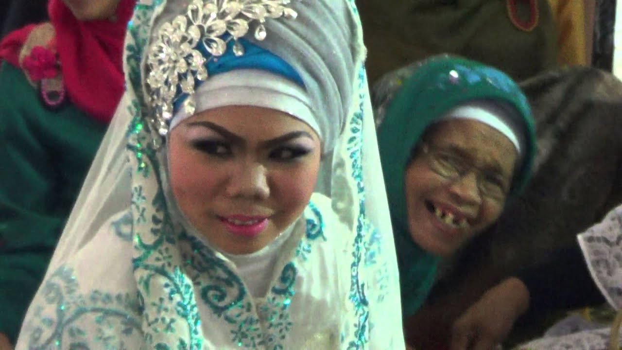 gaun pernikahan rancangan Ida Leman - YouTube