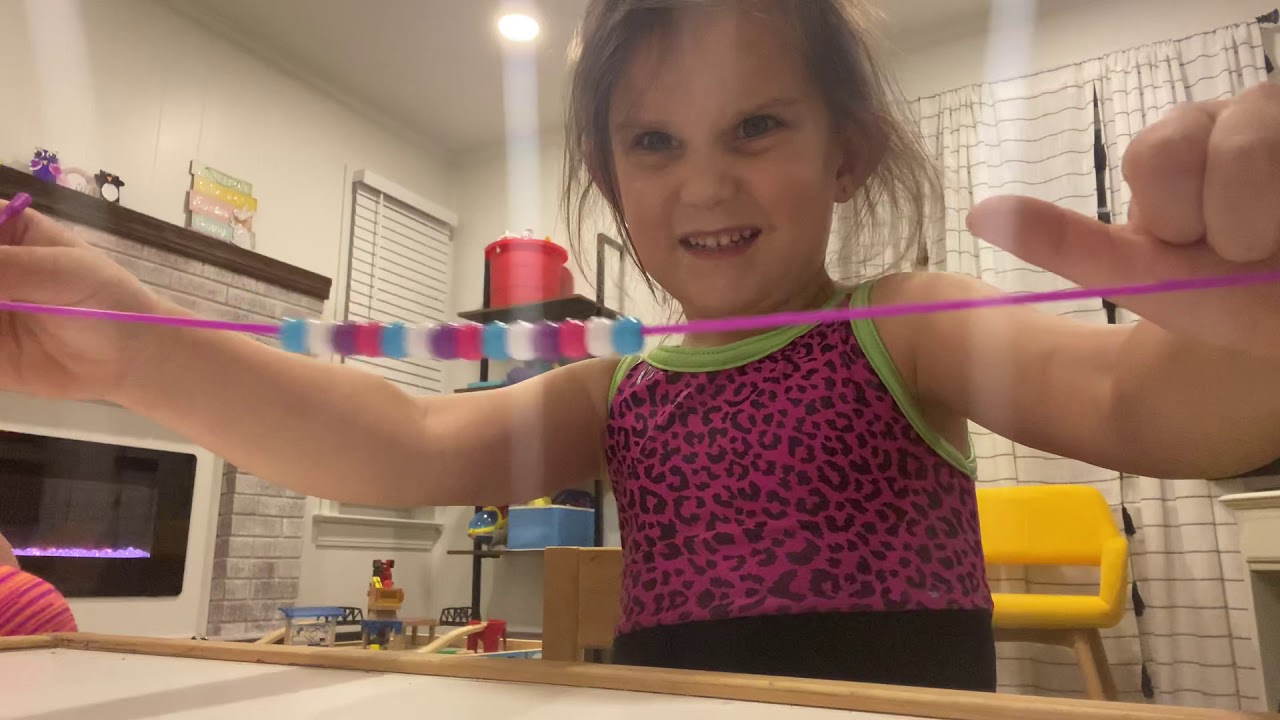 Isla Kate builds a JOJO SIWA Necklace!!! - YouTube