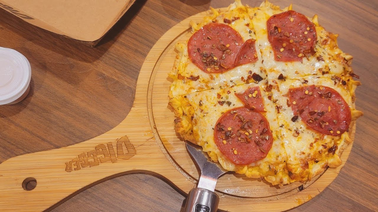 Digger restaurant pizza 🍕 review! chicken Alfredo and peparoni pizza ...