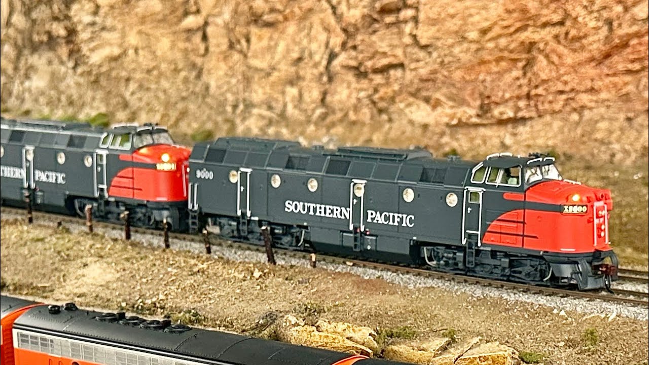 Piko Southern Pacific Krauss-Maffei ML 4000 locomotives with factory ...