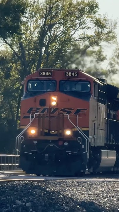 Very fast BNSF Manifest train! #train #bnsfrailway #bnsftrains #bnsf - YouTube