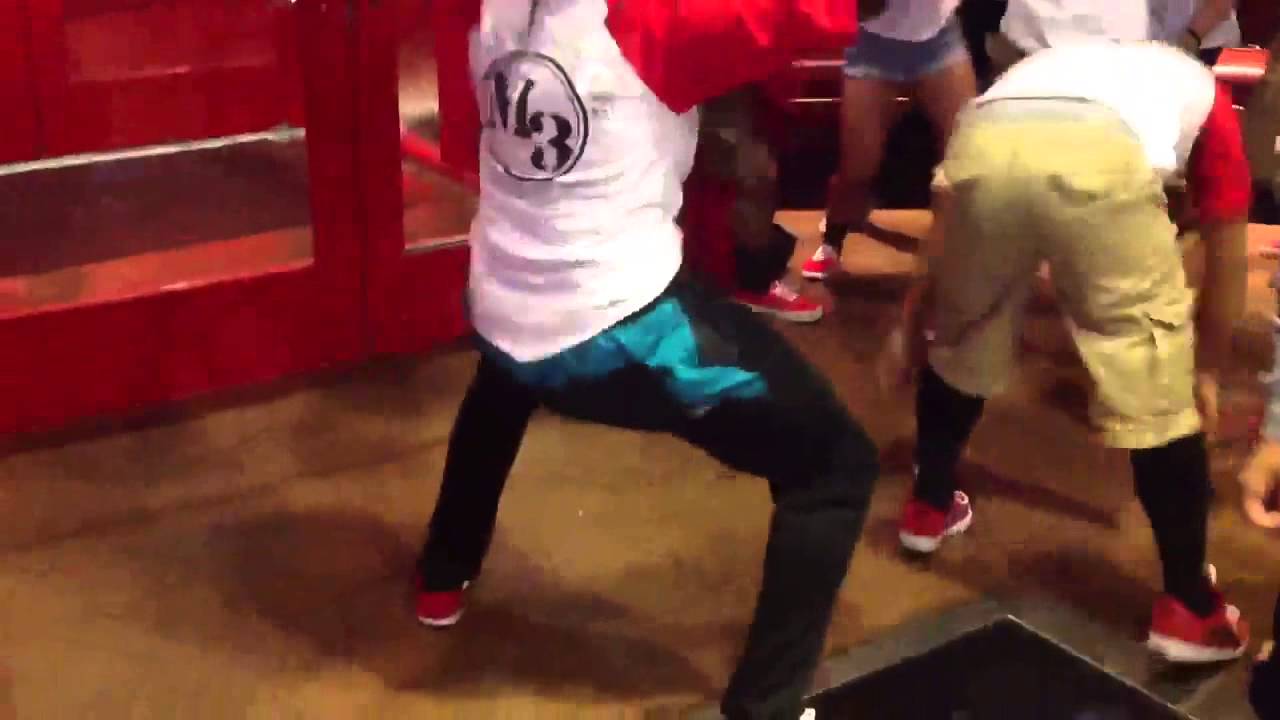 Red robin HARLEM SHAKE - YouTube