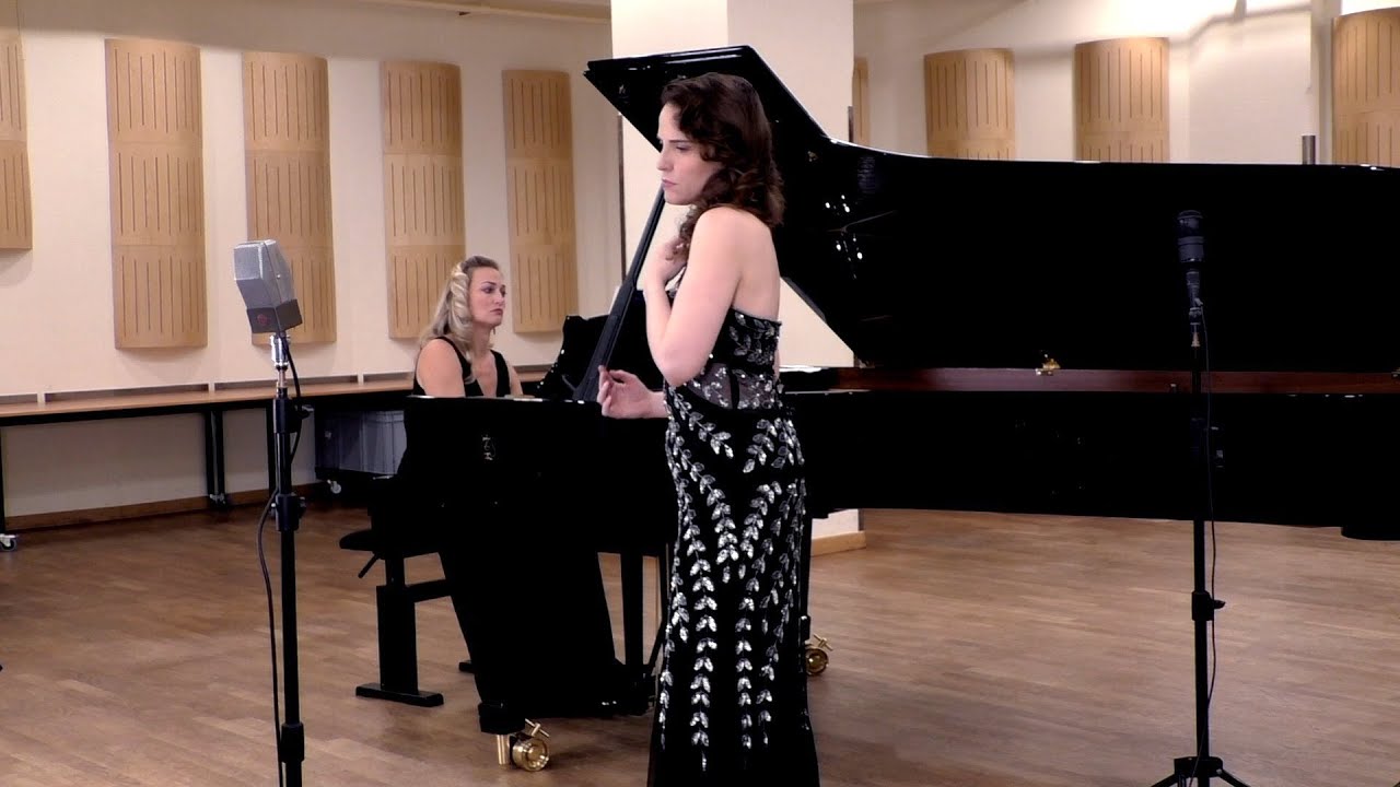 "Nocturne" (Benjamin Britten) from On This Island Op. 11, No. 4 - YouTube