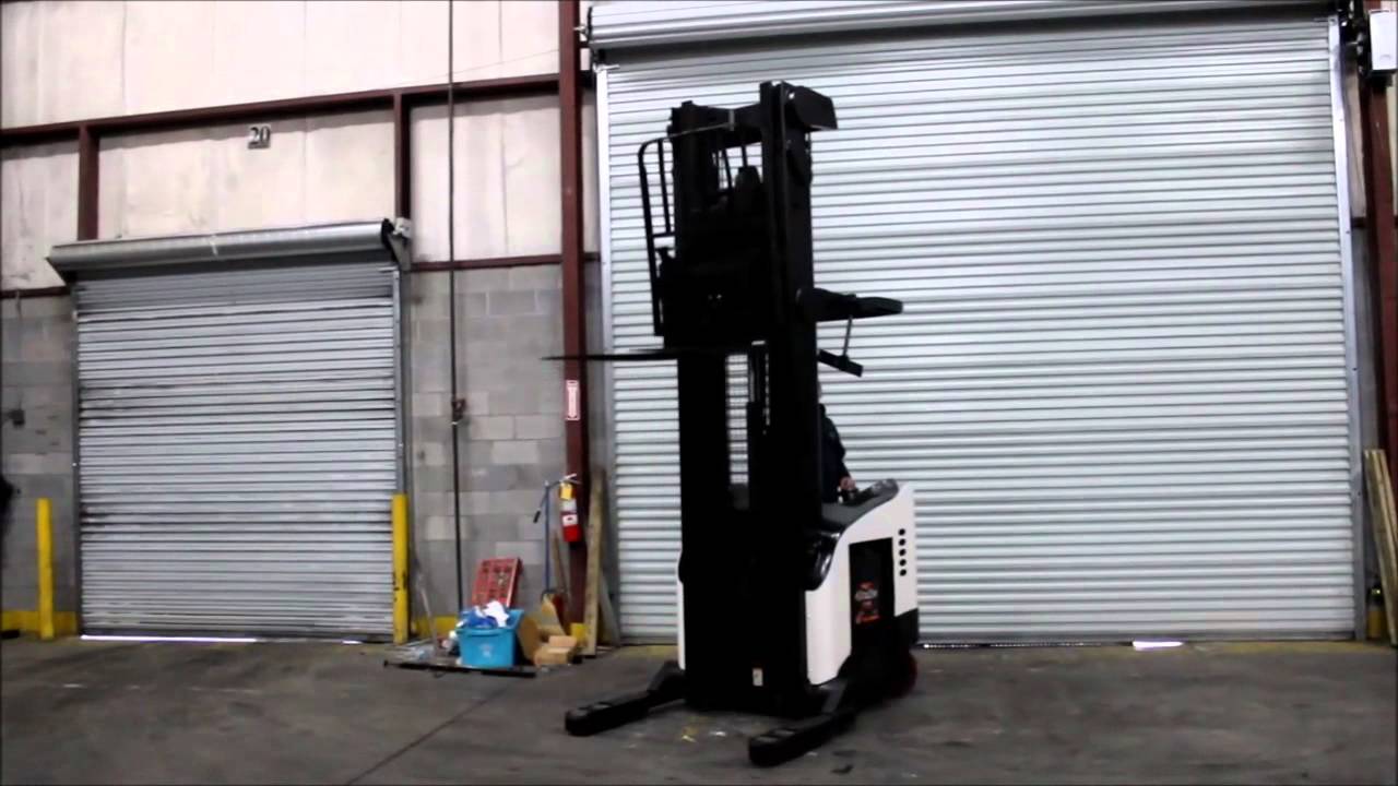 CROWN RR 5200 SERIES REACH IN TRUCK, LOT 29 - YouTube