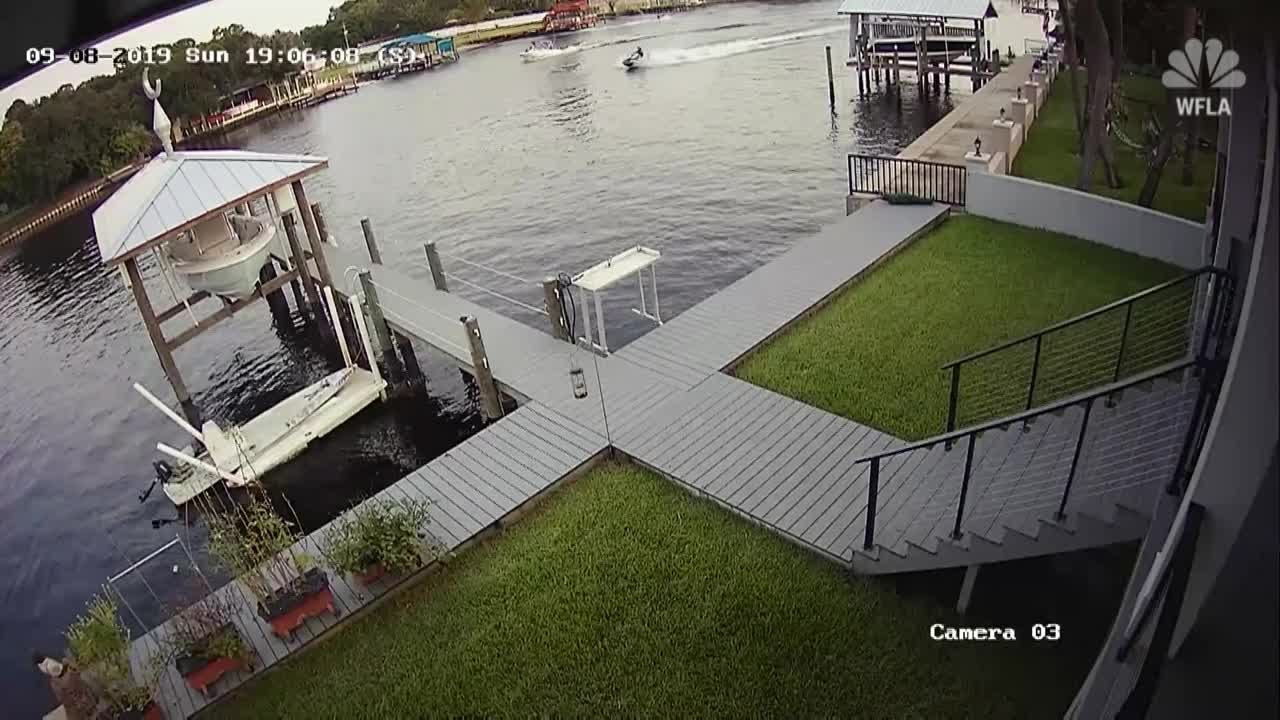 Camera captures terrifying boat crash - YouTube