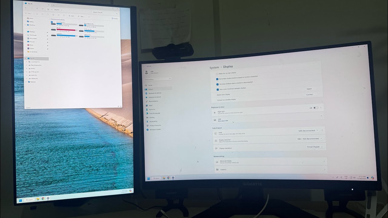 How to make one monitor landscape and one portrait? Align horizontal ...