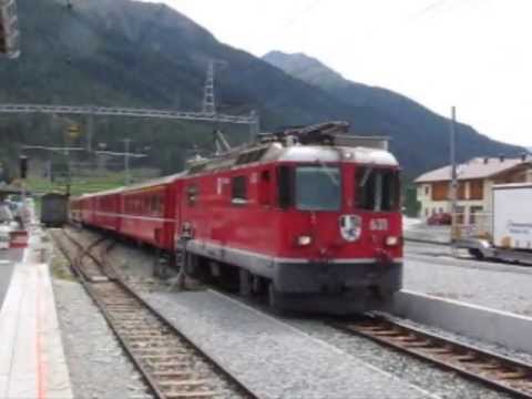 Zernez, příjezd a odjezd vlaku Rhätische Bahn jedoucího z Pontresiny do Scuol-Tarasp