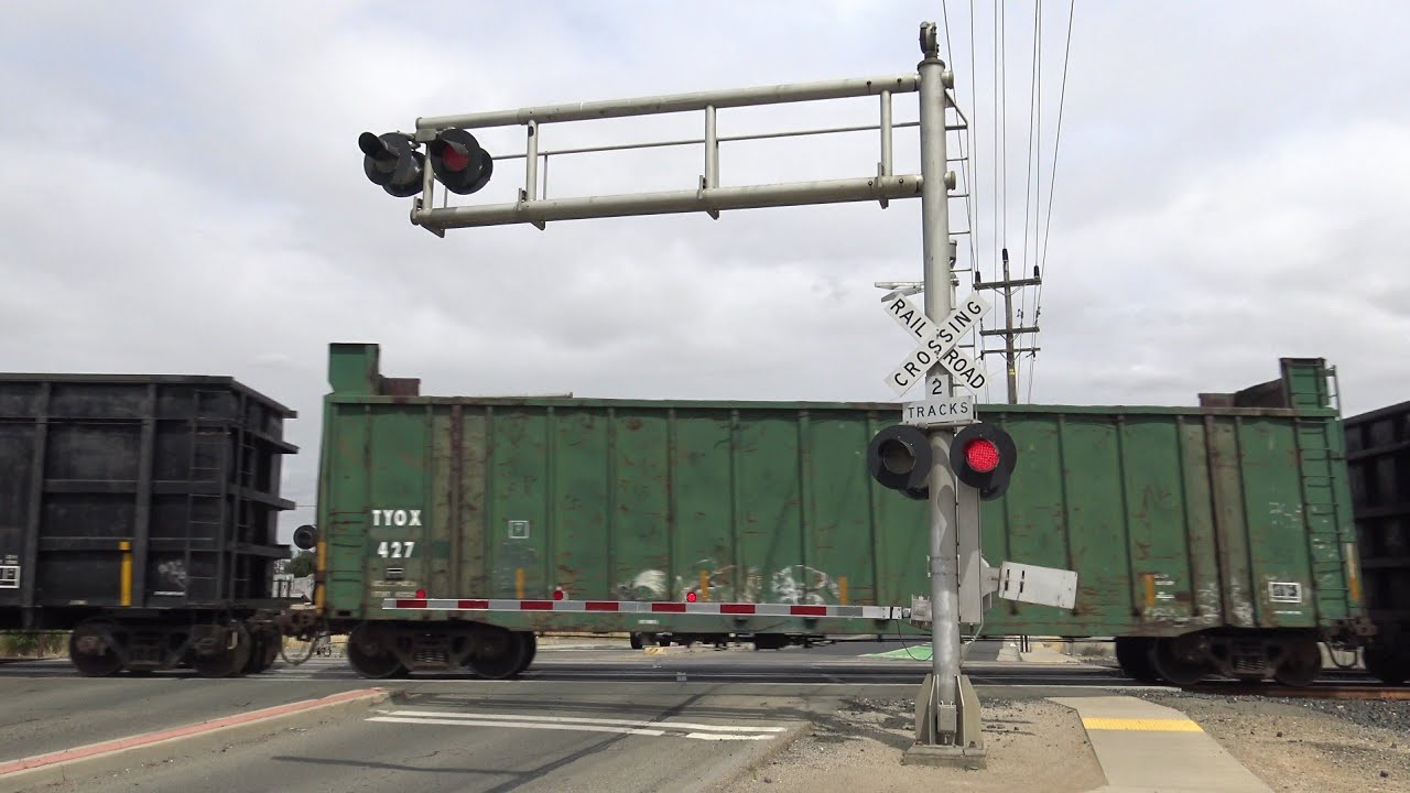 UP 9920 Stockton Turn Local South, A St. Railroad Crossing, Galt CA ...