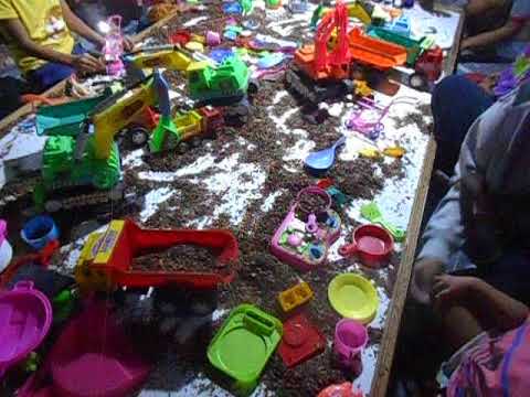 Anak kecil mainan pasaran di pasar malaem bareng bundanya - YouTube