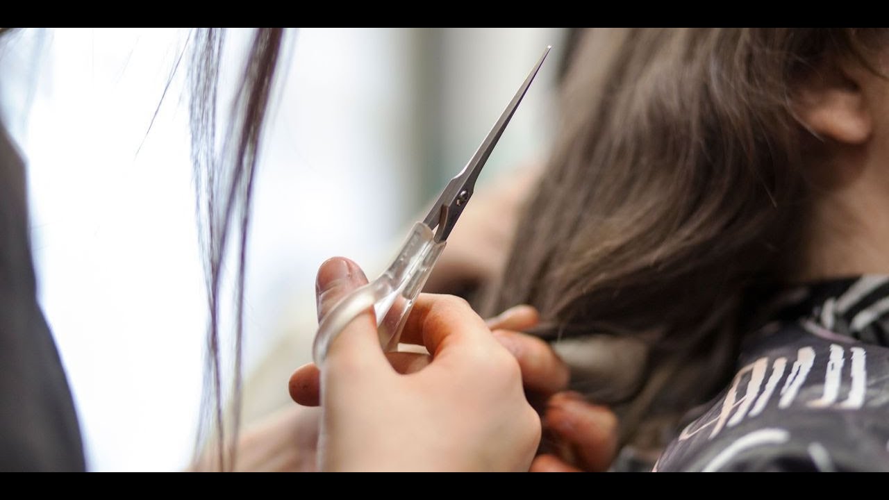 Comment éviter d'avoir les cheveux cassants et fourchus ? - YouTube