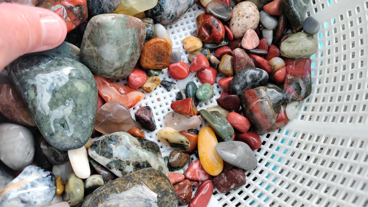 Rock tumbler washout and cutting beautiful stones on the rocksaw - YouTube