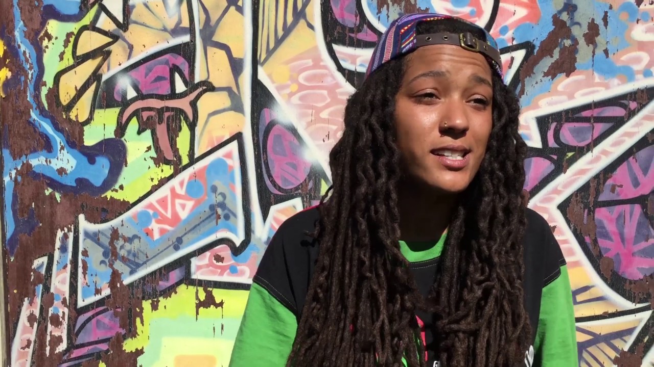 Miss Weirdy designt jetzt Caps und Shirts - YouTube