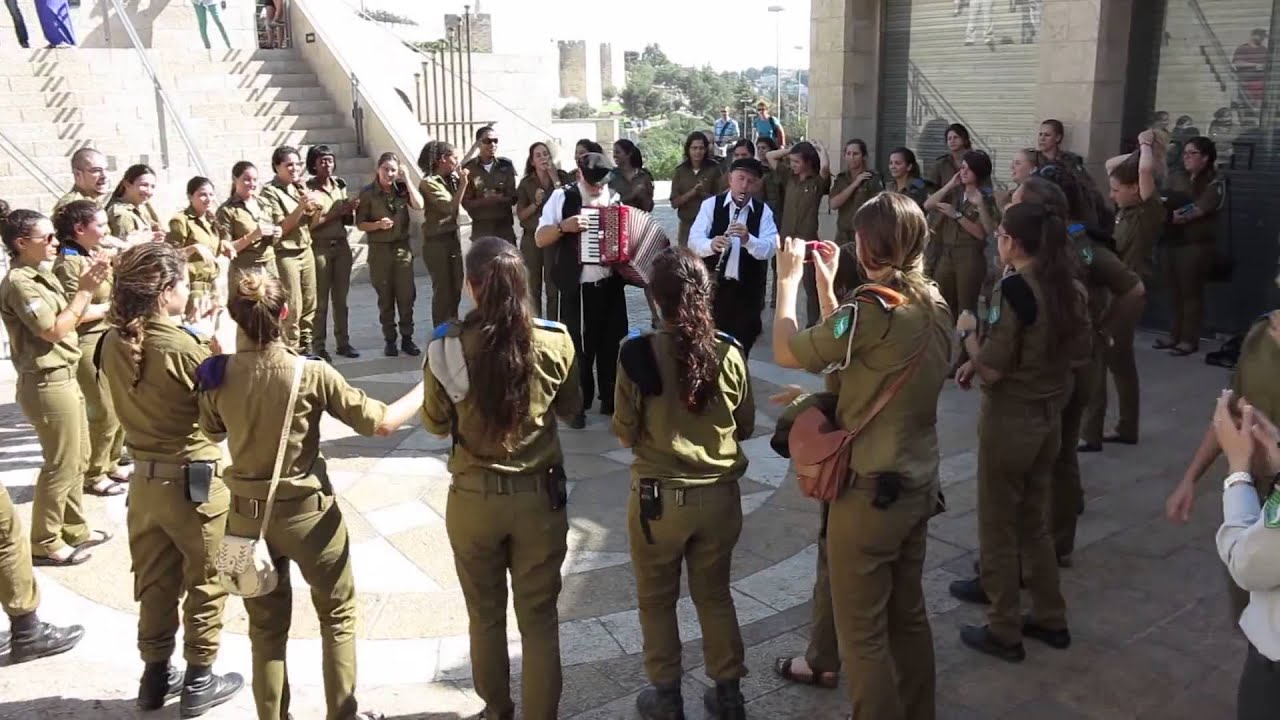 Israeli soldiers dancing in Jerusalem - YouTube