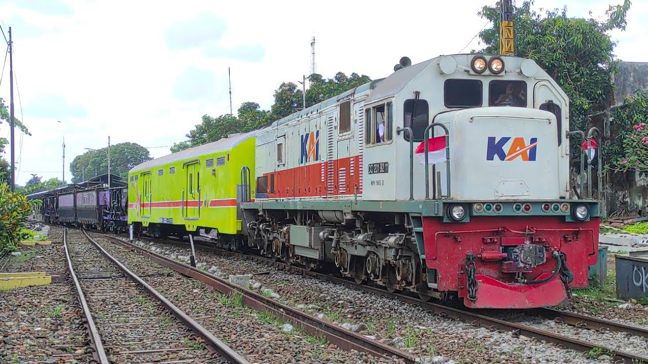 Kereta Api Angkutan Barang Membawa Kereta Penolong Luar Dinas Menuju ...