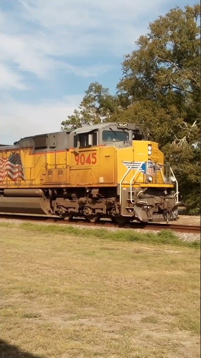 EMD!!! UP #9045 leads a fast SB UP manifest out of Livonia, Louisiana!!! - YouTube
