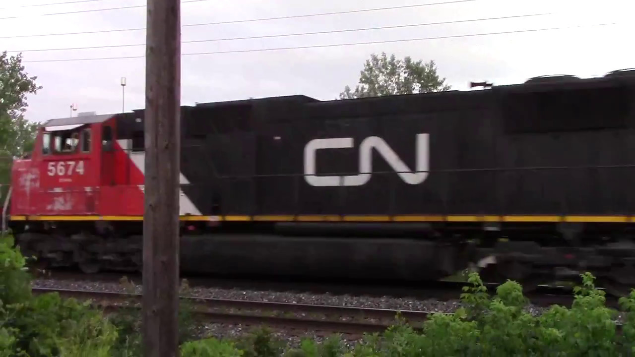 [#33]CN 5674, CN 2174, BNSF 8988 @ Cedar Park Station, Pointe Claire ...