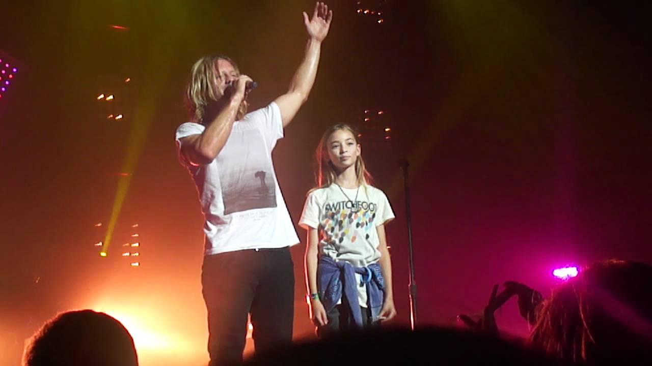 Jon Foreman brings up girl to stage - YouTube