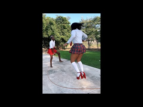 Saltando la cuerda en la hora del recreo🙈😂