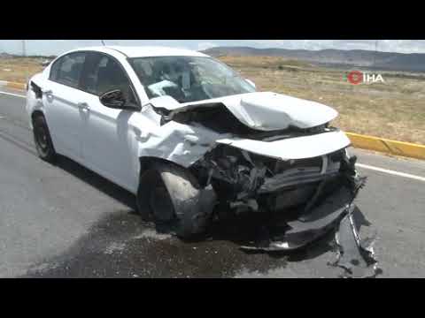 İki otomobil çarpıştı, dede  torun yaralandı