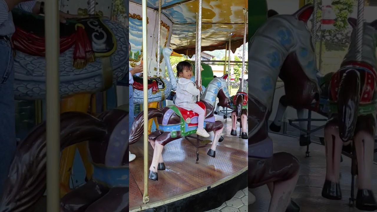 naik komedi putar di taman ganjaran - YouTube