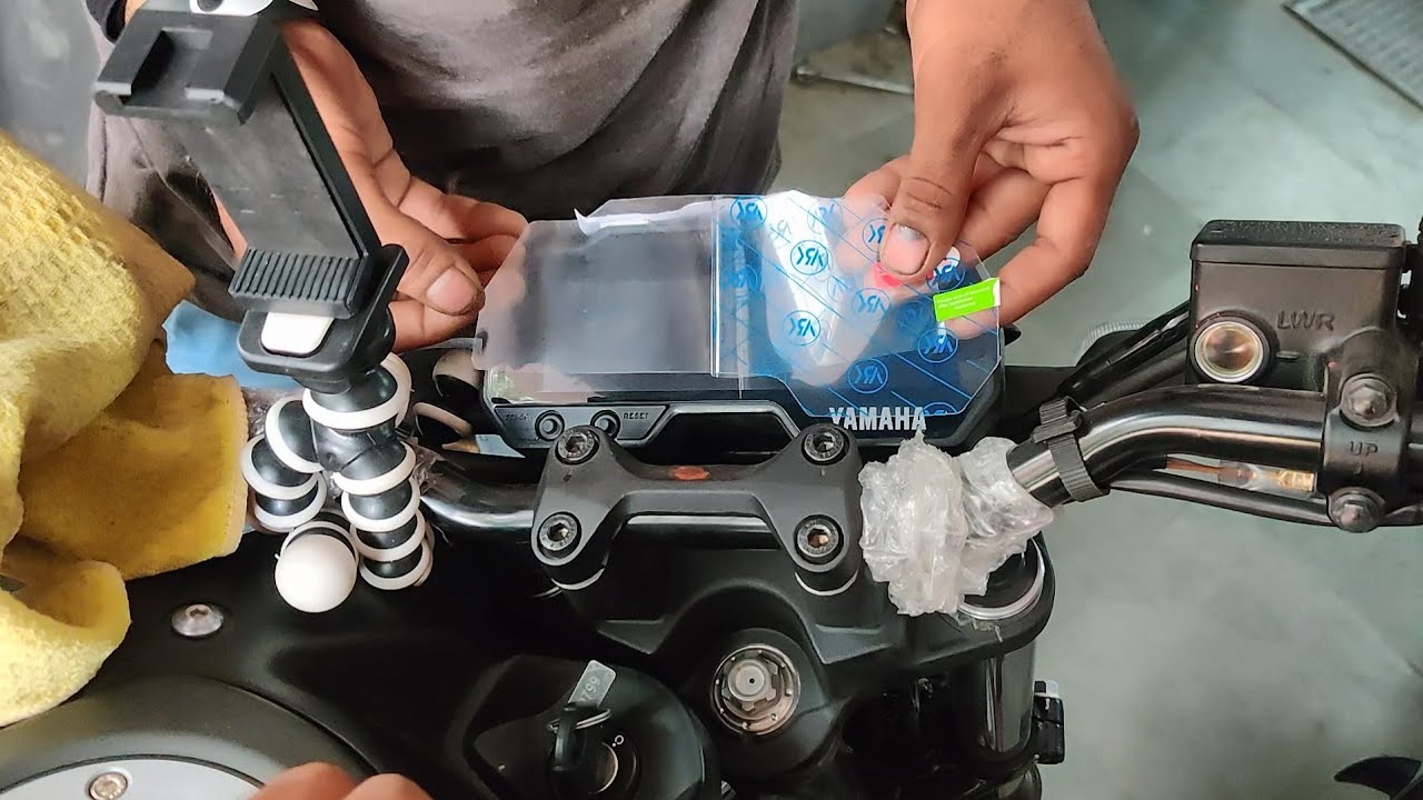 Installing Meter Console Screen Guard In Yamaha Mt15 #jaipurvlog - YouTube