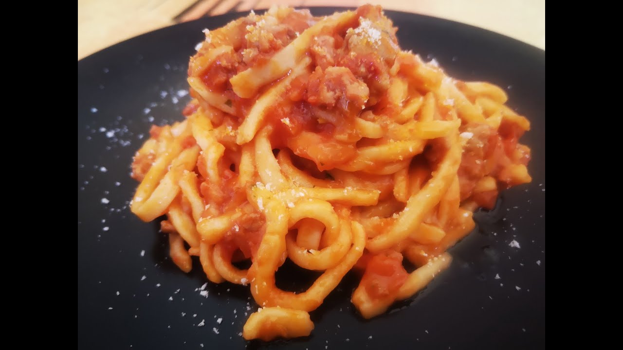 I troccoli pugliesi con sugo di salsiccia! - YouTube