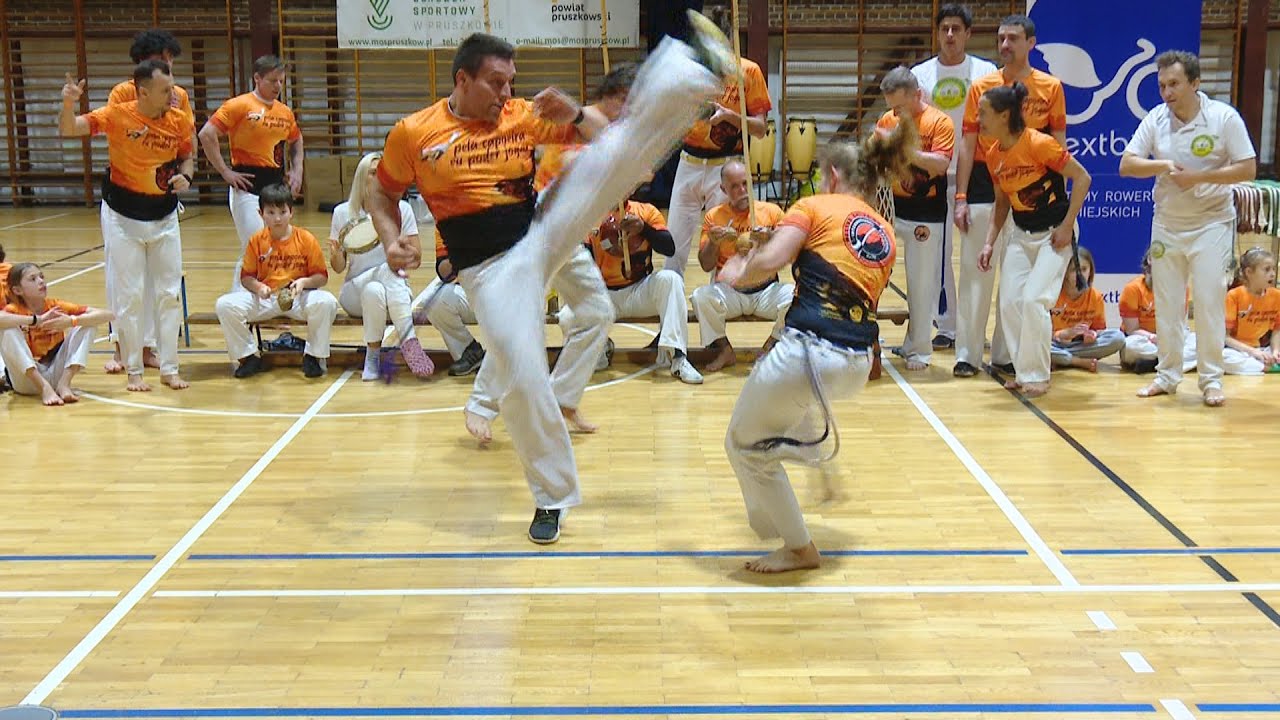 Pokazy i warsztaty International Capoeira Raiz w Pruszkowie - YouTube
