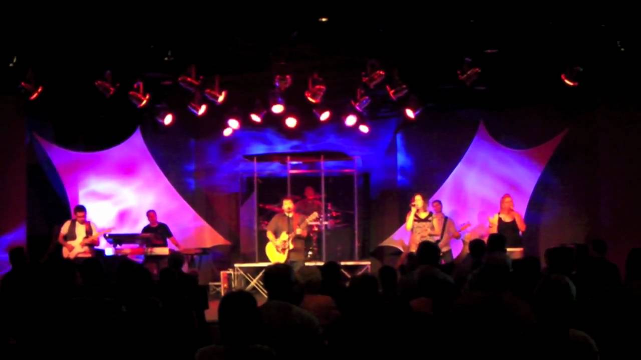 Brian Santa Maria leading Savior King Live - YouTube