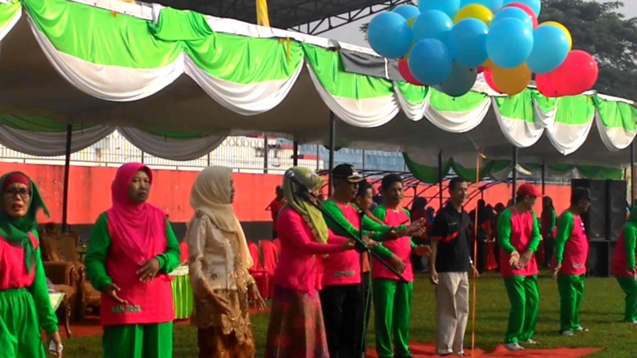 AYO MAKAN IKAN BIAR JUARA Dengan Senam GEmari 1000 Anak PAUD danKetua ...