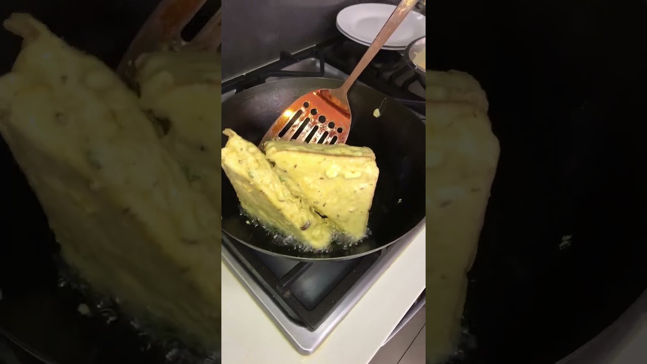 Deep Frying yummy &delicious bread pkoras(double decker with stuffing ...