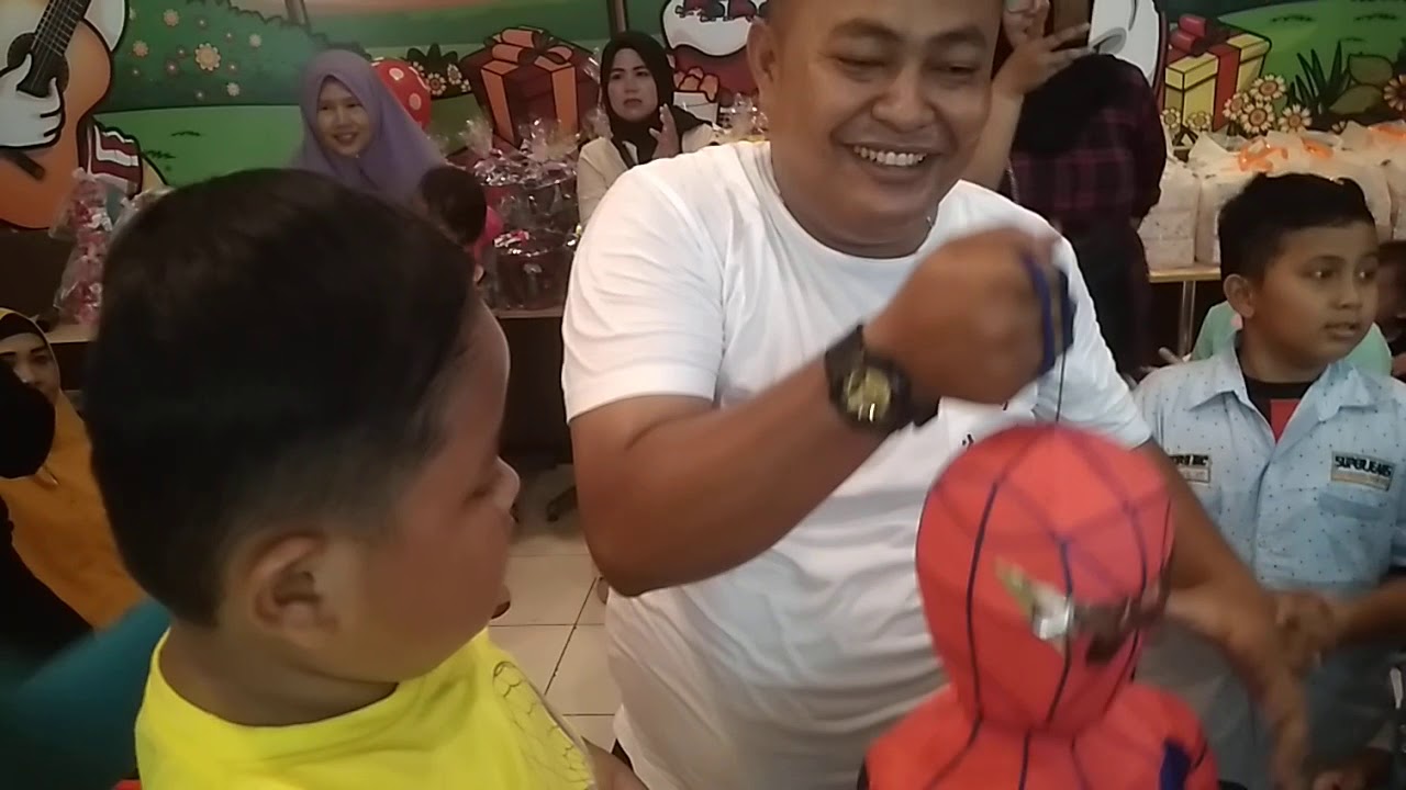 Pinata Spiderman di ulang tahun Habibi yg ke 4, @ KFC ITC permata hijau ...