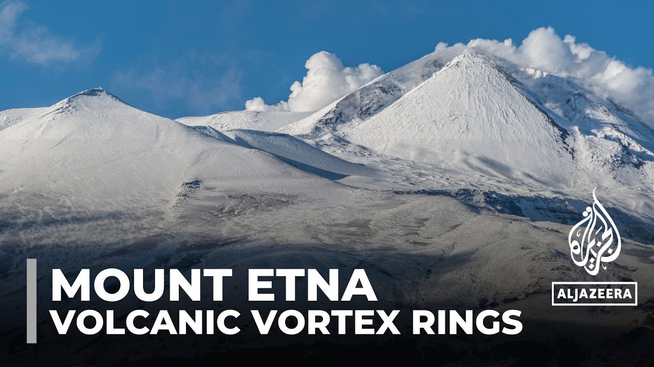 Volcanic vortex rings: Visitors to Mount Etna enjoy smoke rings - YouTube