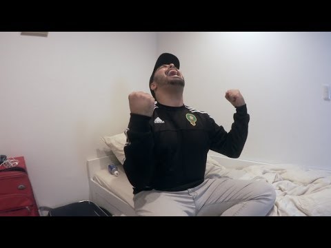 Daggi Bee sitzt auf dem Boden und heißt eigentlich Dagmar... | A.B.K