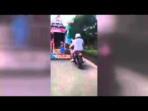 motor sürerken adamın şortunu indirdi