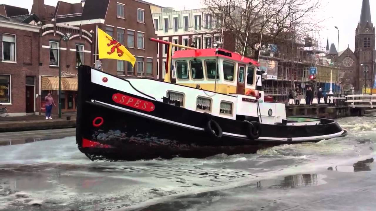 Sleepboot breekt door het ijs op de Vliet in Leidschendam - YouTube