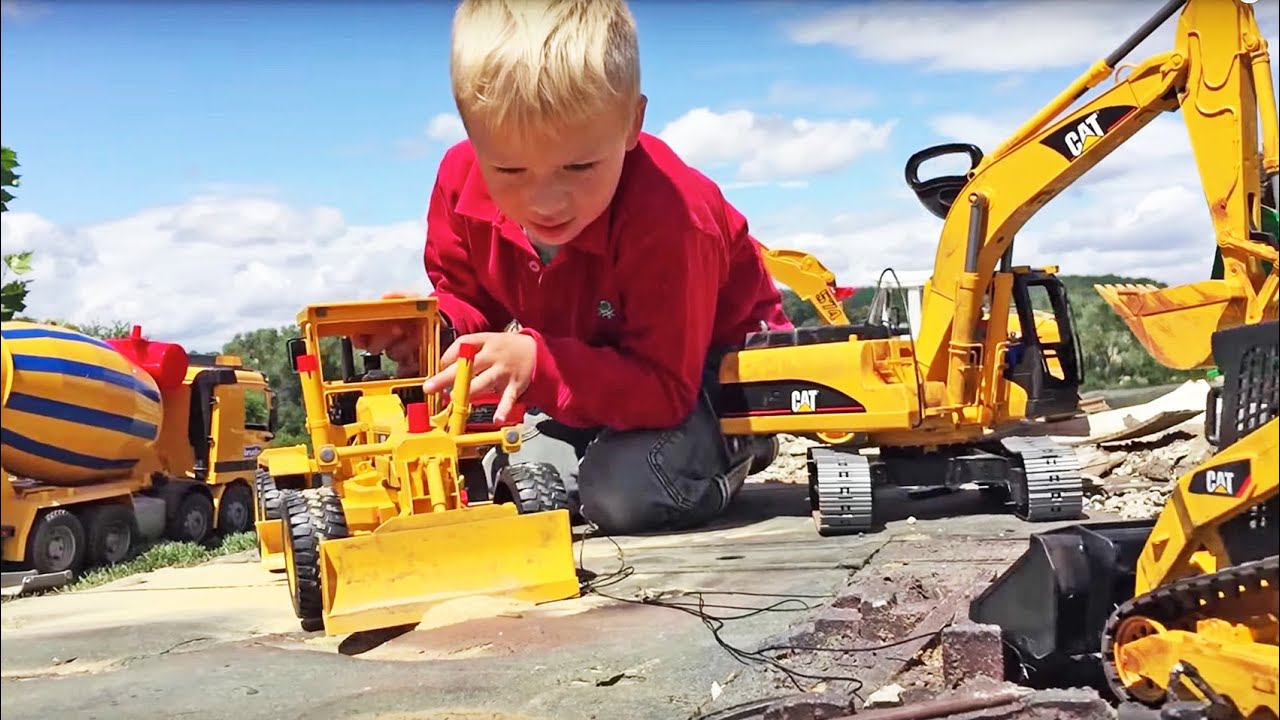 BRUDER Construction Toys for Kids ♦ Caterpillar Grader in Jack's World ...